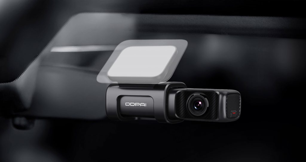 DDPAI Dash Cam Mini 5 is a bloated 4K car camera. It has up to 64 GB