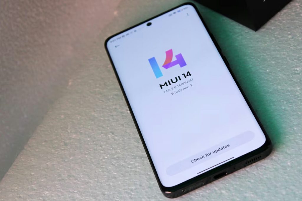 How does Xiaomi create new updates for its smartphones?